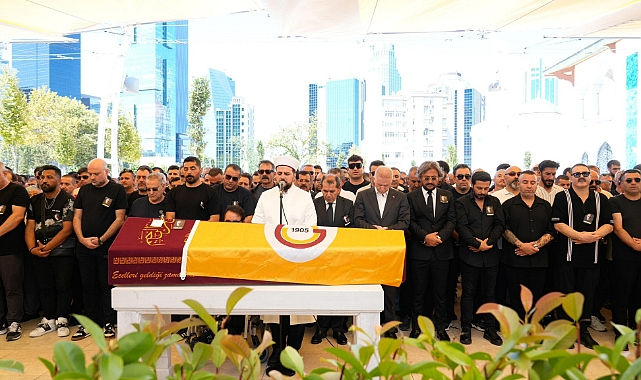 Sinema Oyuncusu Aydemir Akbaş, Barbaros Hayrettin Paşa Camii'nde Son ...